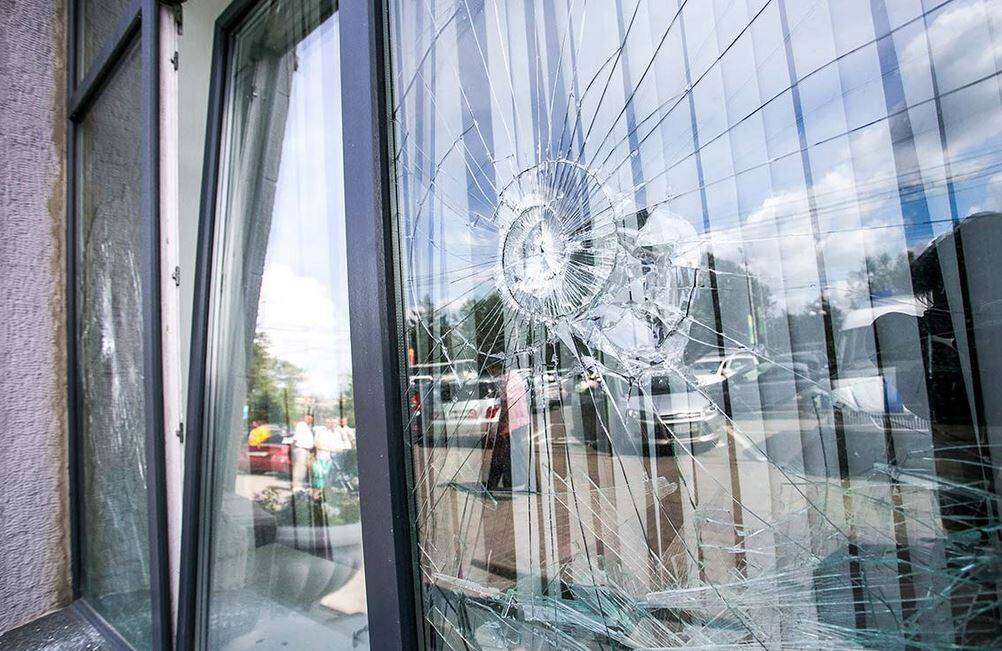 Wybita szyba, pęknięta szyba w oknie – co zrobić?